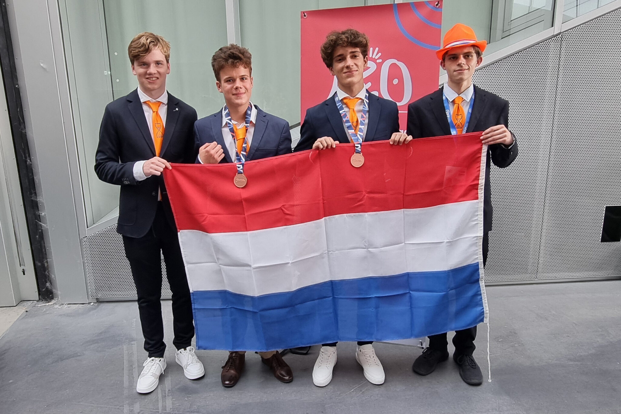 Nationale Natuurkundeolympiade | Twee Brons en twee Eervol voor het IPhO team!